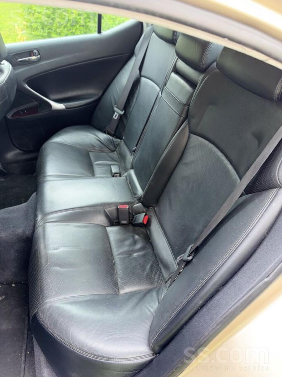 Lexus IS 2006 in Talsi, with an engine capacity of 2.20 L and mileage of 295 thousand km for 3000 €, photo 7 on AUTOMOTO.COM.LV