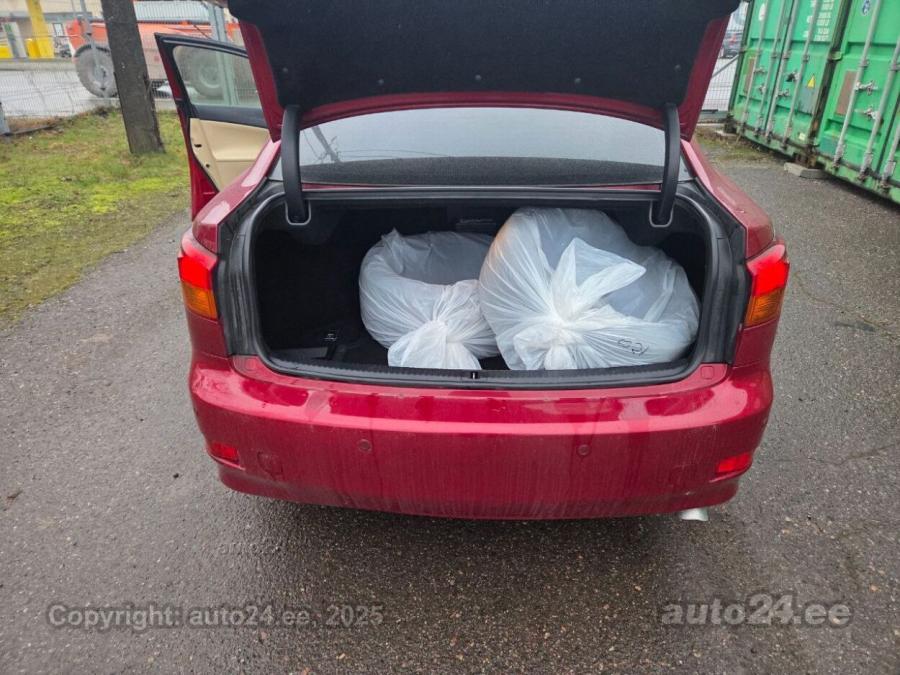 Red Lexus IS 2006 in Tallinn, with an engine capacity of 2.20 L and mileage of 225 thousand km for 3999 €, photo 5 on AUTOMOTO.COM.LV