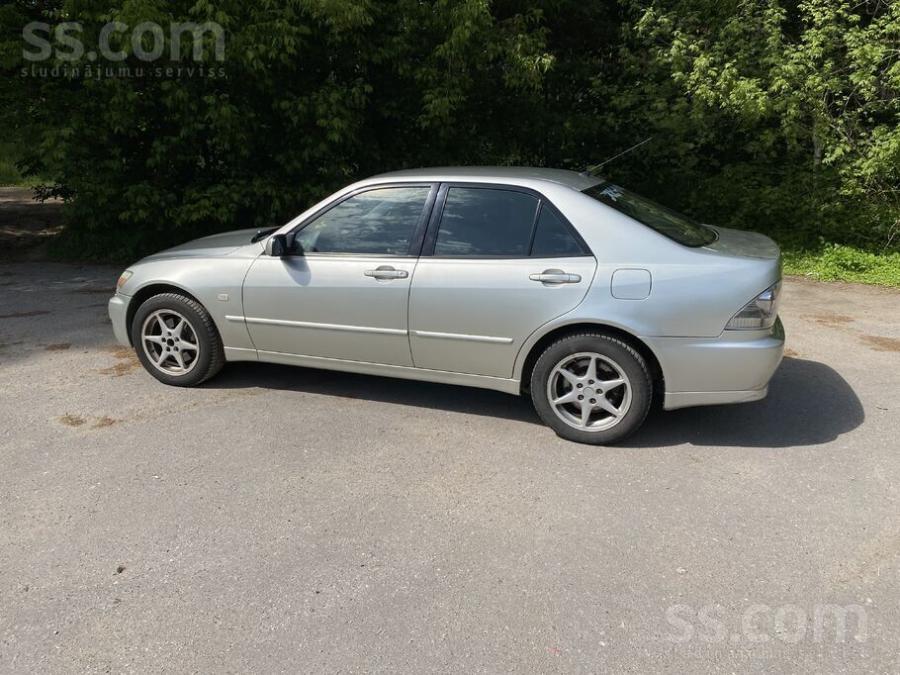 Lexus IS 2003 in Riga, with an engine capacity of 2.00 L and mileage of 192 thousand km for 3400 €, photo 6 on AUTOMOTO.COM.LV
