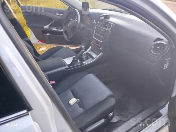 Lexus IS 2006 in Jelgava, with an engine capacity of 2.20 L and mileage of 336 thousand km for 1800 €, photo 7 on AUTOMOTO.COM.LV