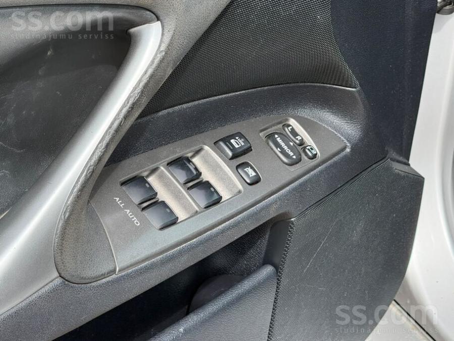 Lexus IS 2007 in Riga, with an engine capacity of 2.20 L and mileage of 318 thousand km for 2400 €, photo 15 on AUTOMOTO.COM.LV