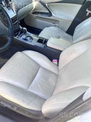 White Lexus IS 2006 in Riga, with an engine capacity of 2.50 L and mileage of 263 thousand km for 3200 €, photo 8 on AUTOMOTO.COM.LV