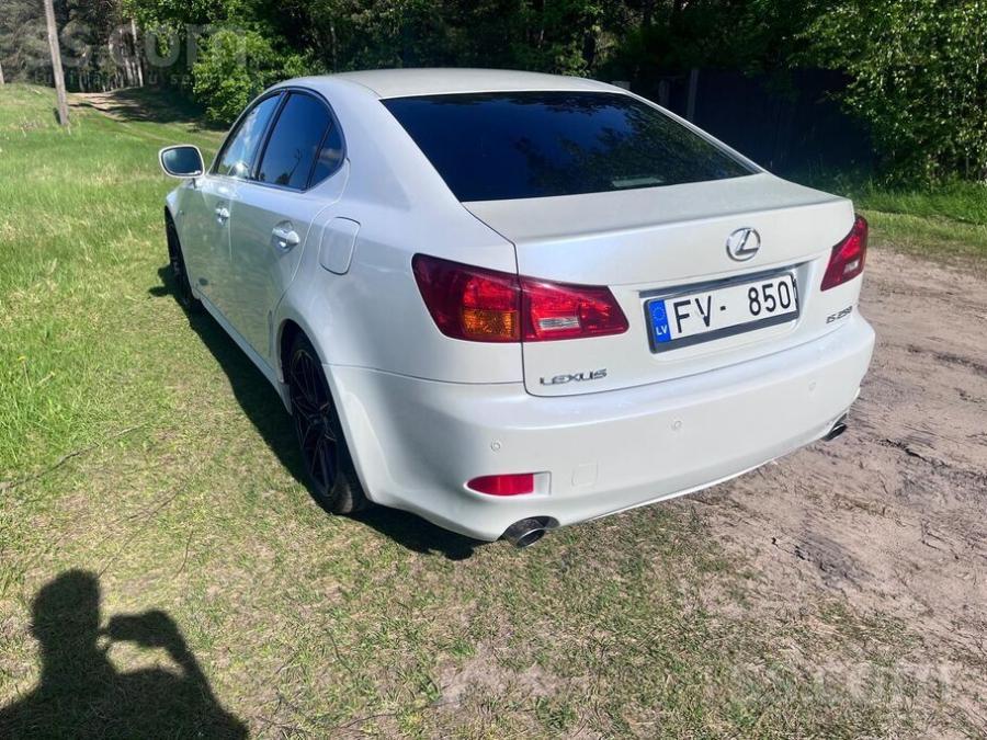 White Lexus IS 2006 in Riga, with an engine capacity of 2.50 L and mileage of 263 thousand km for 3200 €, photo 10 on AUTOMOTO.COM.LV