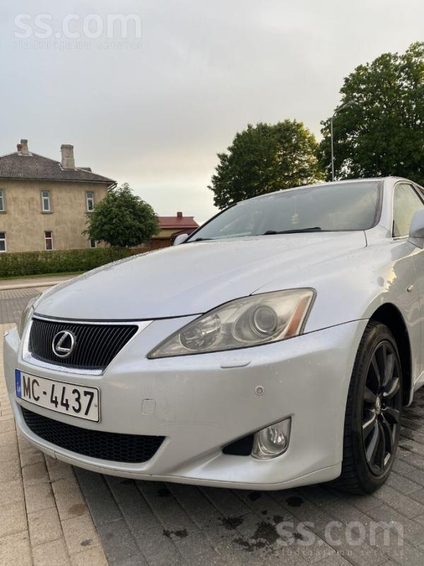 White Lexus IS 2006 in Valmiera, with an engine capacity of 2.50 L and mileage of 319 thousand km for 3000 €, photo 2 on AUTOMOTO.COM.LV