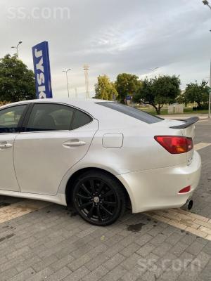 White Lexus IS 2006 in Valmiera, with an engine capacity of 2.50 L and mileage of 319 thousand km for 3000 €, photo 4 on AUTOMOTO.COM.LV