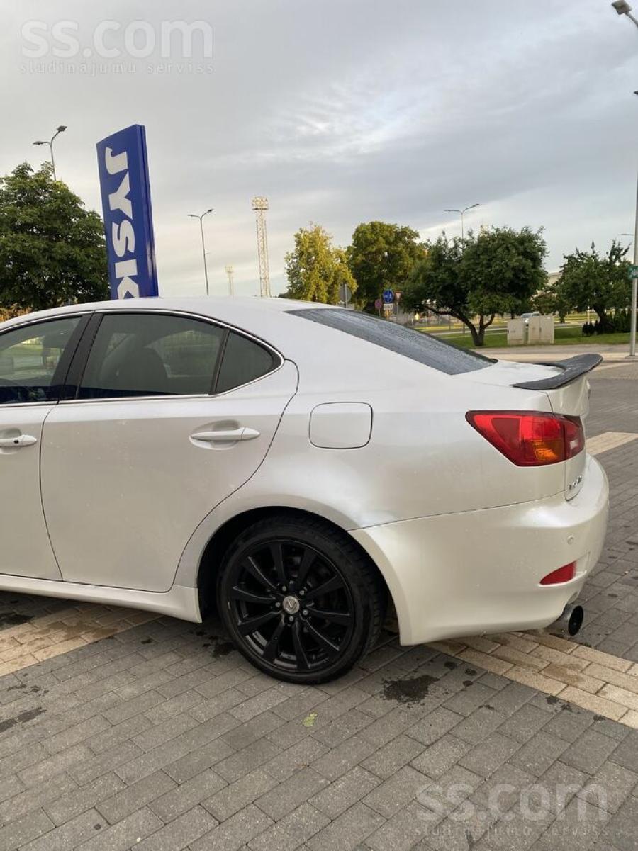 White Lexus IS 2006 in Valmiera, with an engine capacity of 2.50 L and mileage of 319 thousand km for 3000 €, photo 4 on AUTOMOTO.COM.LV
