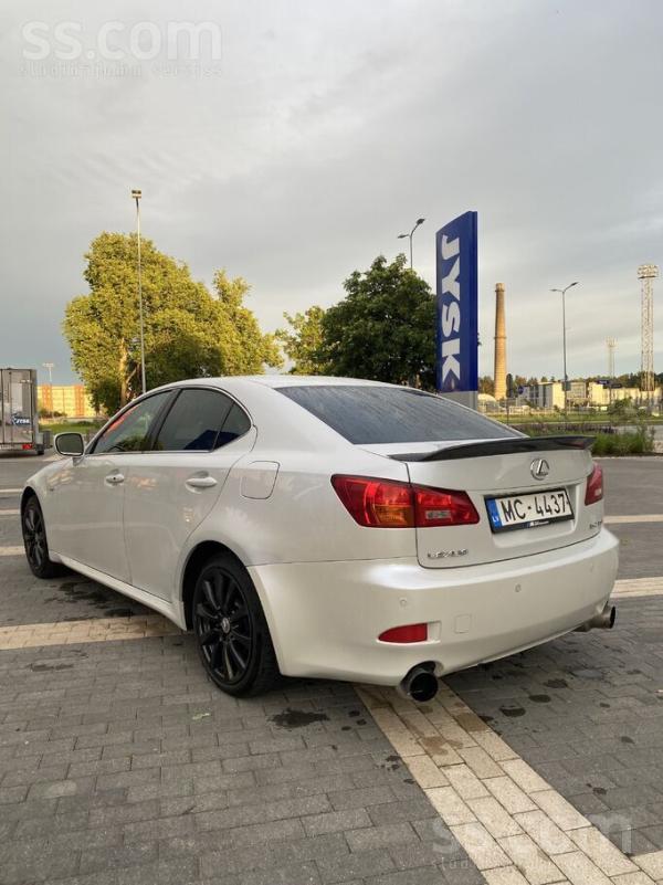 White Lexus IS 2006 in Valmiera, with an engine capacity of 2.50 L and mileage of 319 thousand km for 3000 €, photo 4 on AUTOMOTO.COM.LV