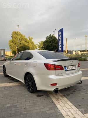 White Lexus IS 2006 in Valmiera, with an engine capacity of 2.50 L and mileage of 319 thousand km for 3000 €, photo 5 on AUTOMOTO.COM.LV