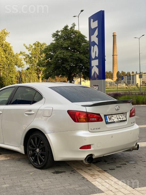 White Lexus IS 2006 in Valmiera, with an engine capacity of 2.50 L and mileage of 319 thousand km for 3000 €, photo 5 on AUTOMOTO.COM.LV