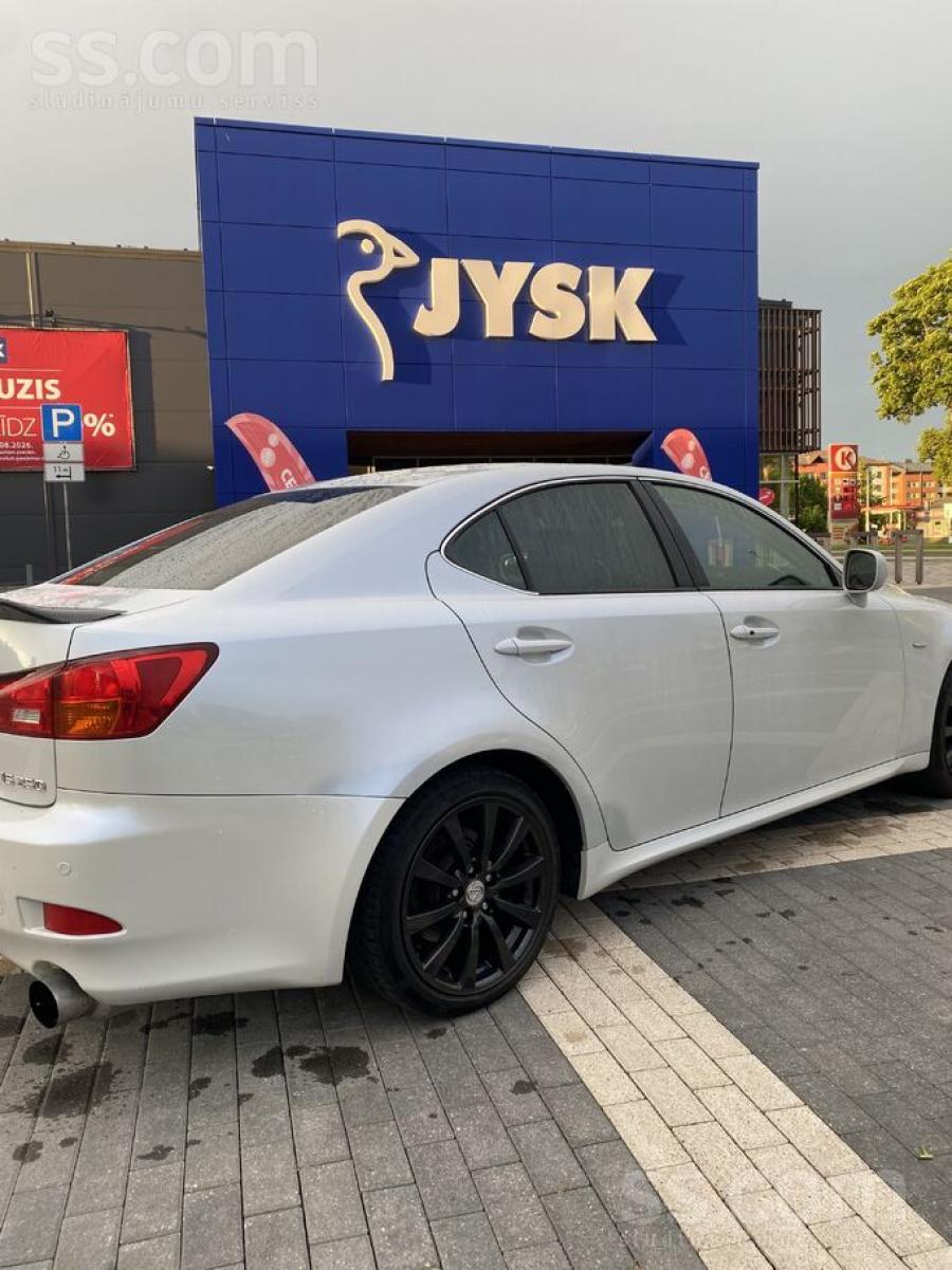 White Lexus IS 2006 in Valmiera, with an engine capacity of 2.50 L and mileage of 319 thousand km for 3000 €, photo 8 on AUTOMOTO.COM.LV