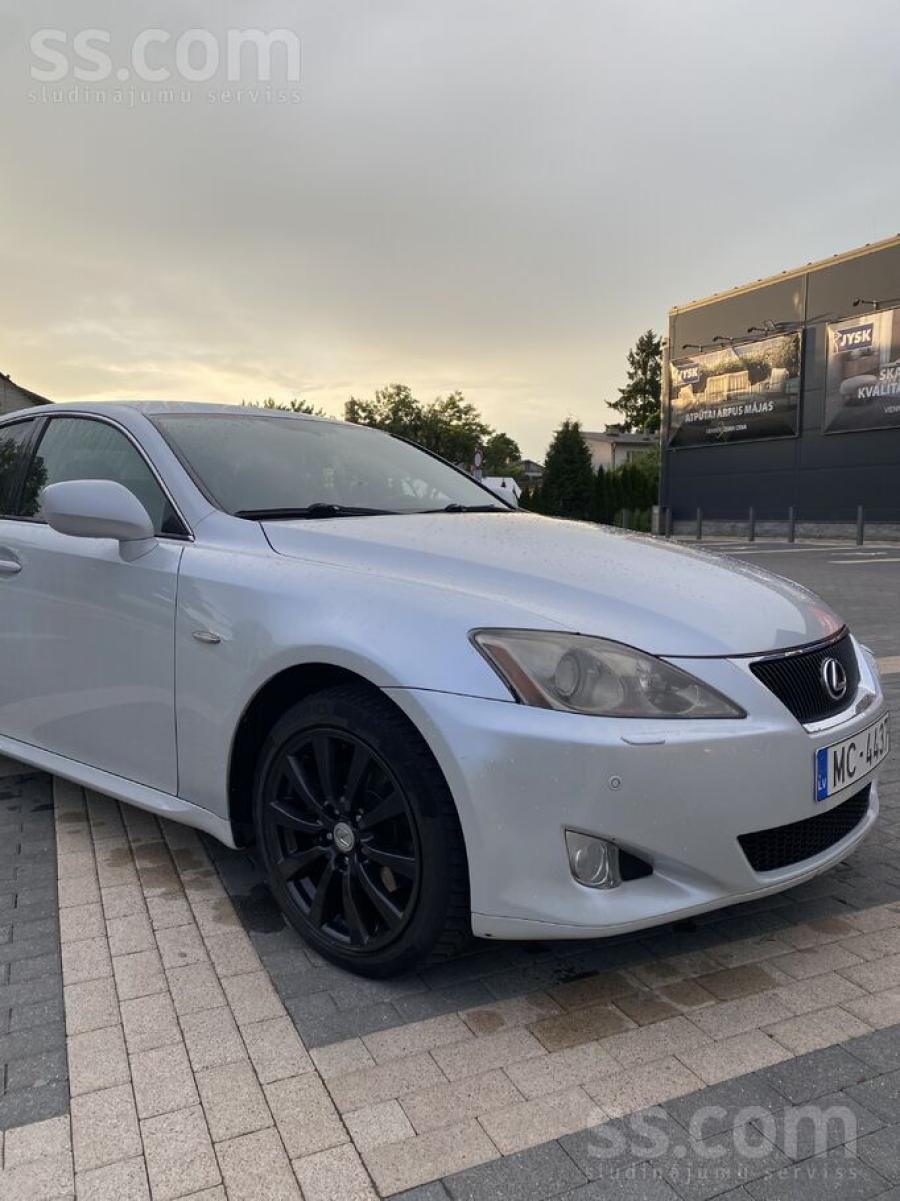 White Lexus IS 2006 in Valmiera, with an engine capacity of 2.50 L and mileage of 319 thousand km for 3000 €, photo 9 on AUTOMOTO.COM.LV
