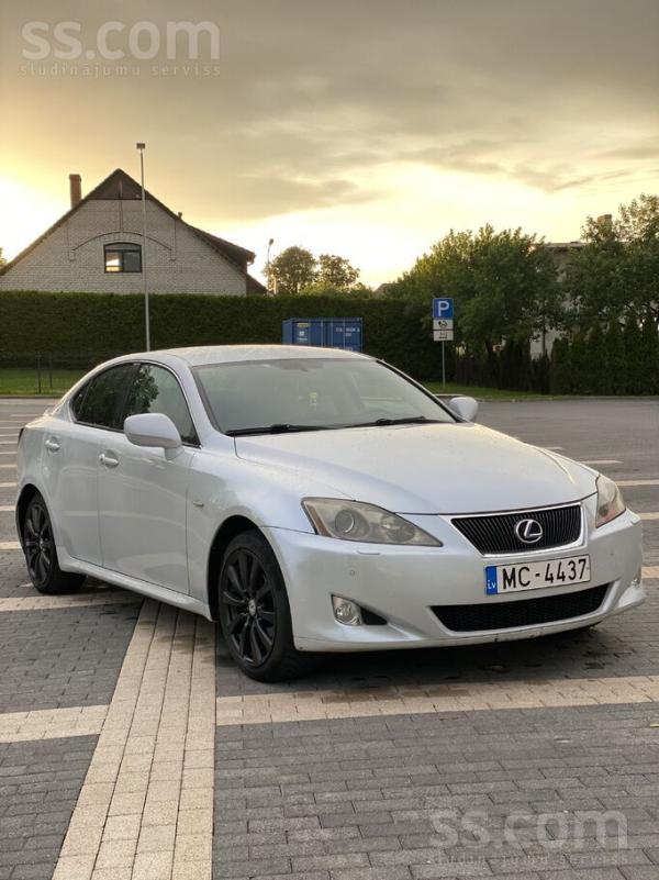White Lexus IS 2006 in Valmiera, with an engine capacity of 2.50 L and mileage of 319 thousand km for 3000 €, photo 9 on AUTOMOTO.COM.LV