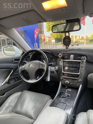 White Lexus IS 2006 in Valmiera, with an engine capacity of 2.50 L and mileage of 319 thousand km for 3000 €, photo 12 on AUTOMOTO.COM.LV