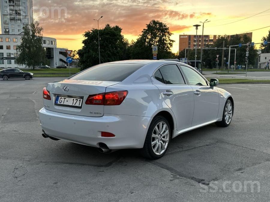White Lexus IS 2006 in Riga, with an engine capacity of 2.50 L and mileage of 219 thousand km for 5300 €, photo 4 on AUTOMOTO.COM.LV