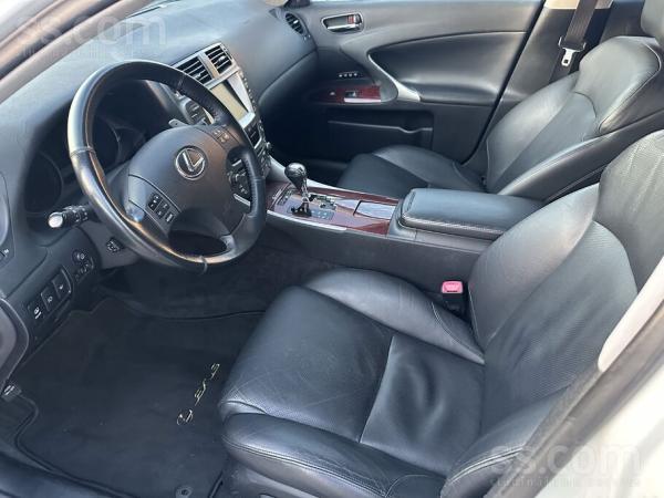 White Lexus IS 2006 in Riga, with an engine capacity of 2.50 L and mileage of 219 thousand km for 5300 €, photo 9 on AUTOMOTO.COM.LV