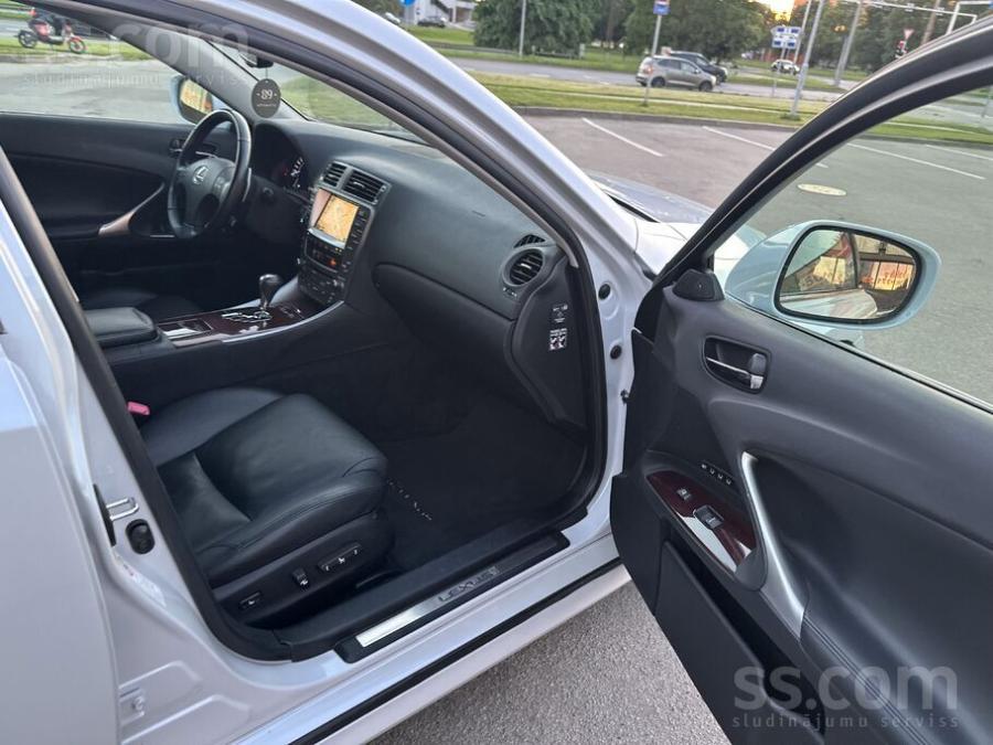 White Lexus IS 2006 in Riga, with an engine capacity of 2.50 L and mileage of 219 thousand km for 5300 €, photo 15 on AUTOMOTO.COM.LV