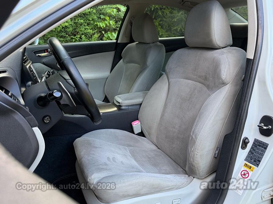 White Lexus IS 2006 in Tallinn, with an engine capacity of 2.50 L and mileage of 198 thousand km for 6990 €, photo 17 on AUTOMOTO.COM.LV