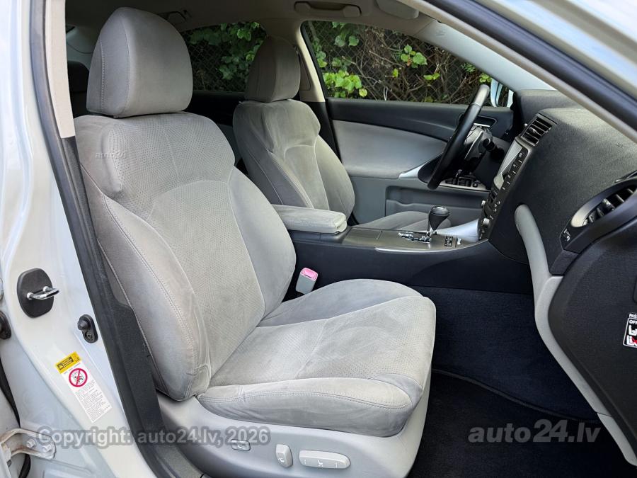 White Lexus IS 2006 in Tallinn, with an engine capacity of 2.50 L and mileage of 198 thousand km for 6990 €, photo 18 on AUTOMOTO.COM.LV