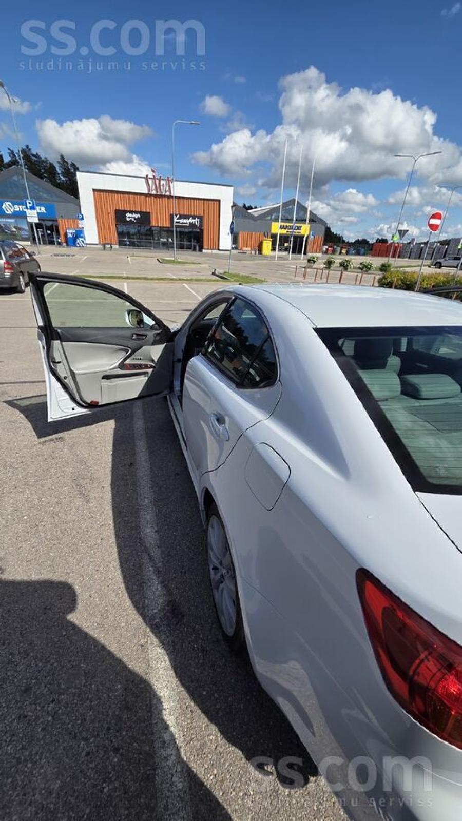 White Lexus IS 2007 in Riga, with an engine capacity of 2.50 L and mileage of 196 thousand km for 6000 €, photo 14 on AUTOMOTO.COM.LV