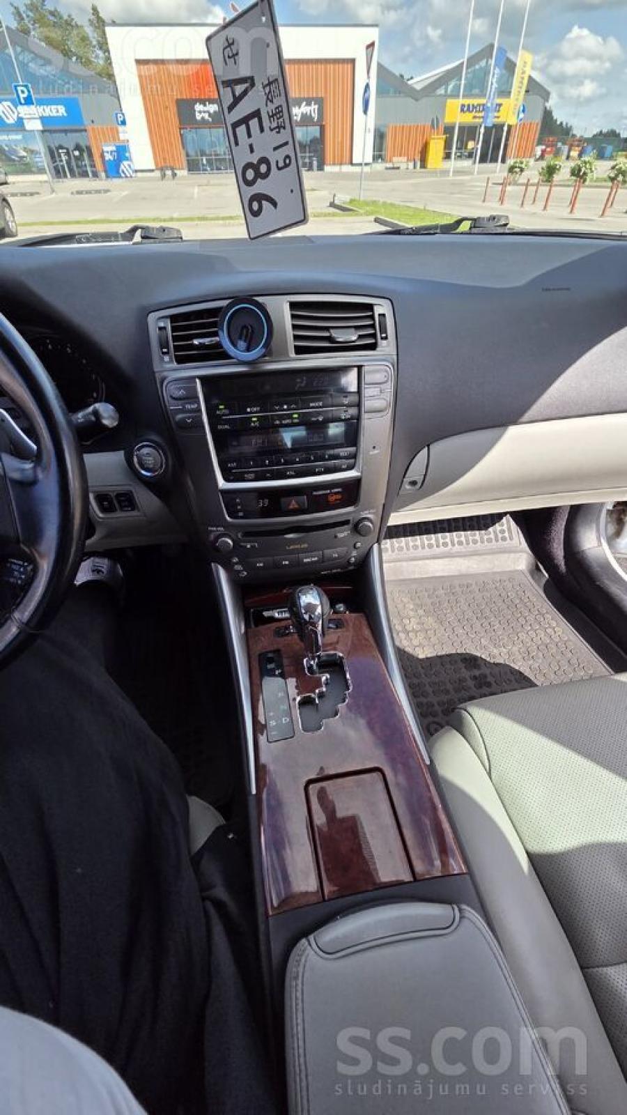 White Lexus IS 2007 in Riga, with an engine capacity of 2.50 L and mileage of 196 thousand km for 6000 €, photo 16 on AUTOMOTO.COM.LV