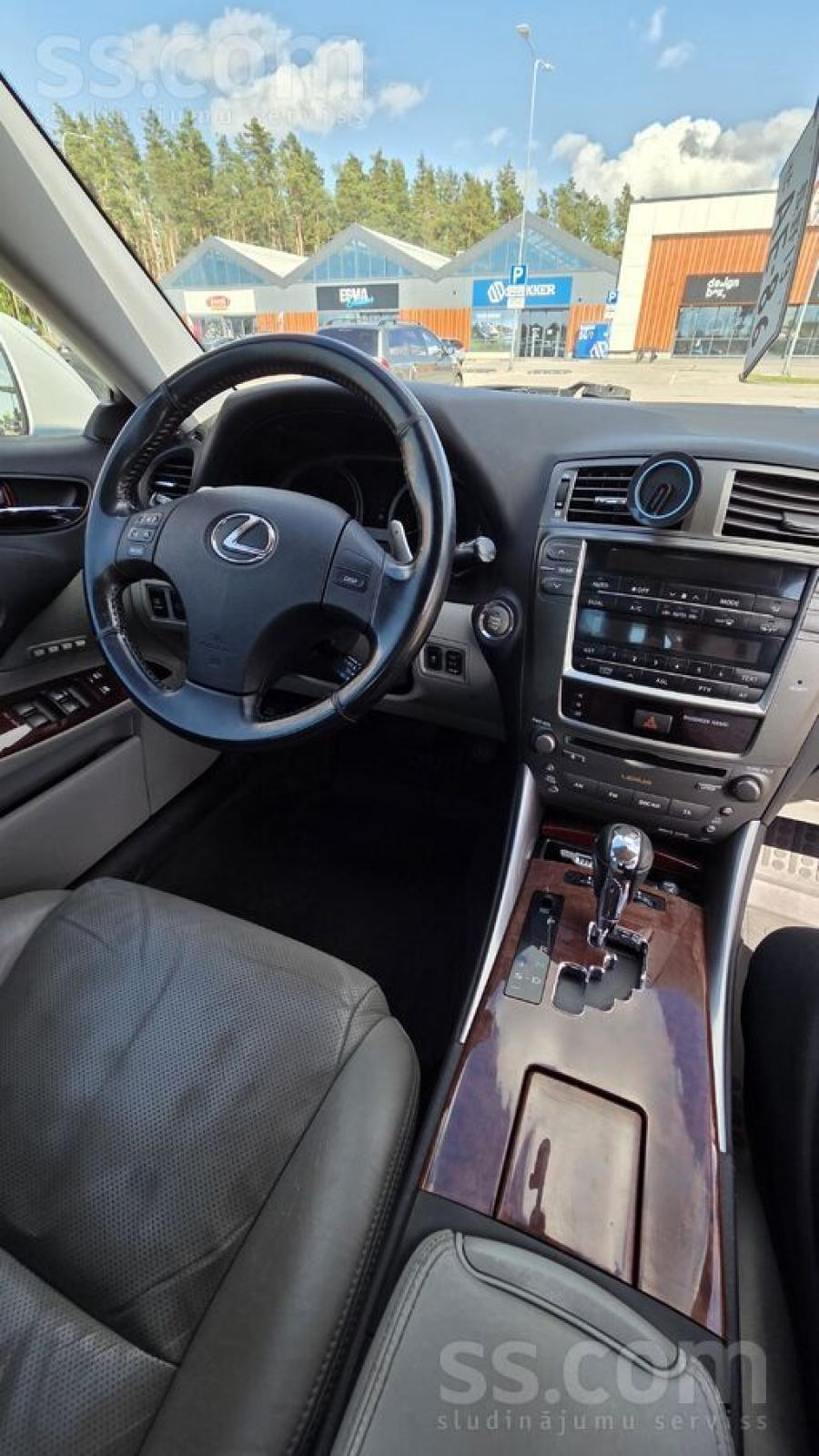 White Lexus IS 2007 in Riga, with an engine capacity of 2.50 L and mileage of 196 thousand km for 6000 €, photo 18 on AUTOMOTO.COM.LV