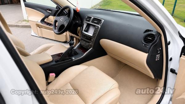 White Lexus IS 2007 in Tallinn, with an engine capacity of 2.20 L and mileage of 302 thousand km for 3599 €, photo 9 on AUTOMOTO.COM.LV