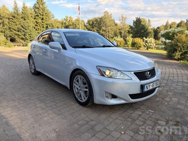 White Lexus IS 2008 in Riga, with an engine capacity of 2.50 L and mileage of 169 thousand km for 4600 €, photo 8 on AUTOMOTO.COM.LV