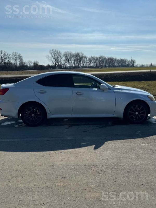 White Lexus IS 2009 in Bauska, with an engine capacity of 2.20 L and mileage of 265 thousand km for 3300 €, photo 8 on AUTOMOTO.COM.LV