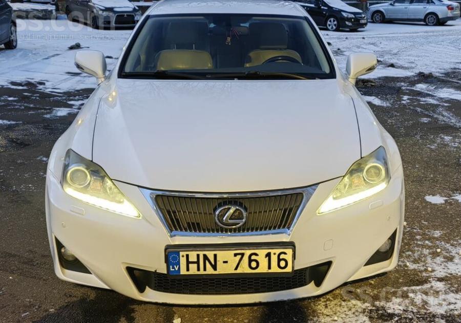 White Lexus IS 2010 in Riga, with an engine capacity of 2.50 L and mileage of 306 thousand km for 5500 €, photo 4 on AUTOMOTO.COM.LV