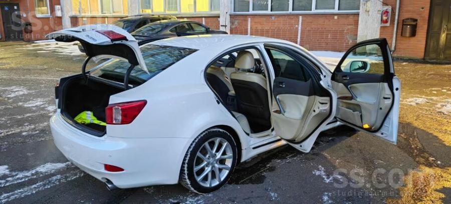 White Lexus IS 2010 in Riga, with an engine capacity of 2.50 L and mileage of 306 thousand km for 5500 €, photo 6 on AUTOMOTO.COM.LV