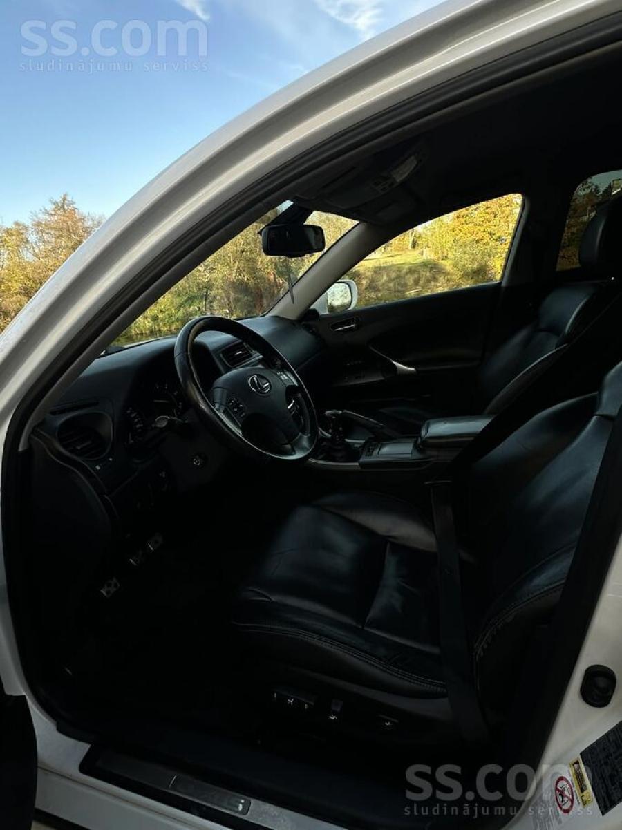 White Lexus IS 2010 in Rezekne, with an engine capacity of 2.20 L and mileage of 186 thousand km for 5700 €, photo 5 on AUTOMOTO.COM.LV