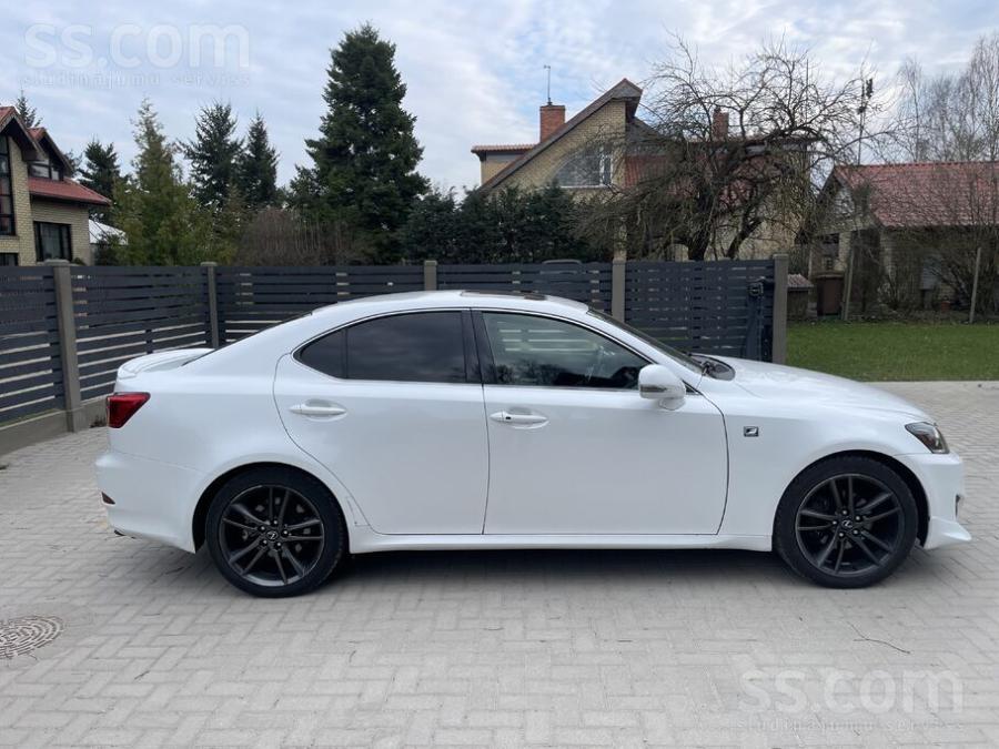 White Lexus IS 2011 in Riga, with an engine capacity of 2.20 L and mileage of 360 thousand km for 4500 €, photo 3 on AUTOMOTO.COM.LV