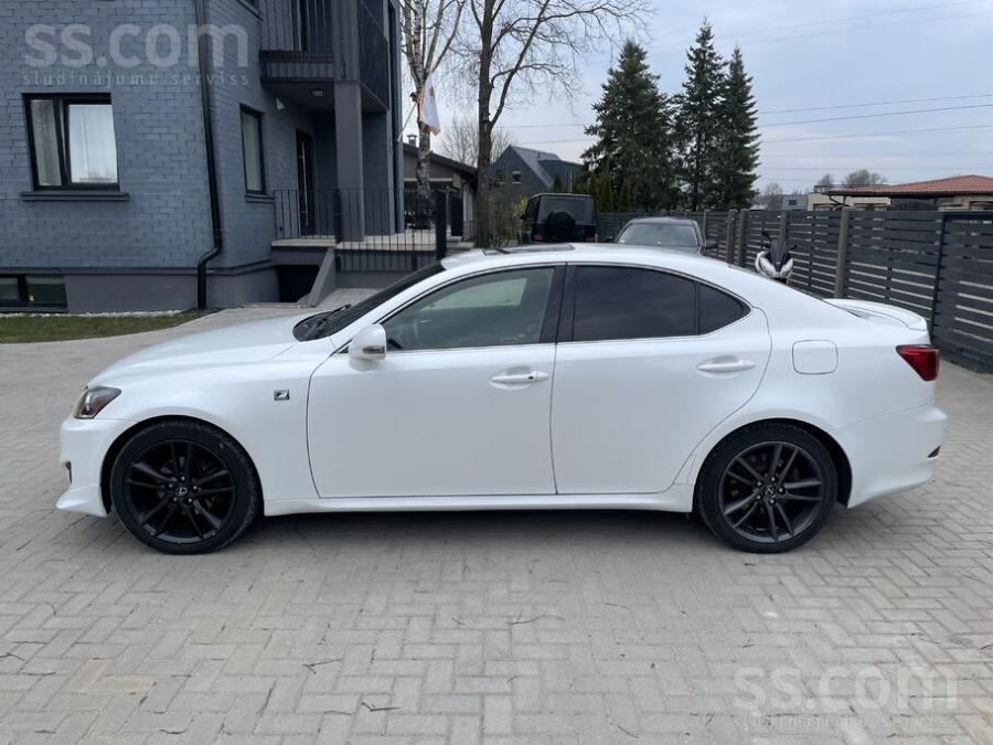 White Lexus IS 2011 in Riga, with an engine capacity of 2.20 L and mileage of 360 thousand km for 4500 €, photo 4 on AUTOMOTO.COM.LV
