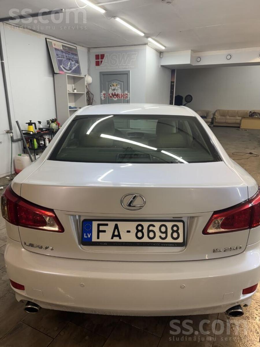 White Lexus IS 2011 in Riga, with an engine capacity of 2.50 L and mileage of 178 thousand km for 10500 €, photo 8 on AUTOMOTO.COM.LV