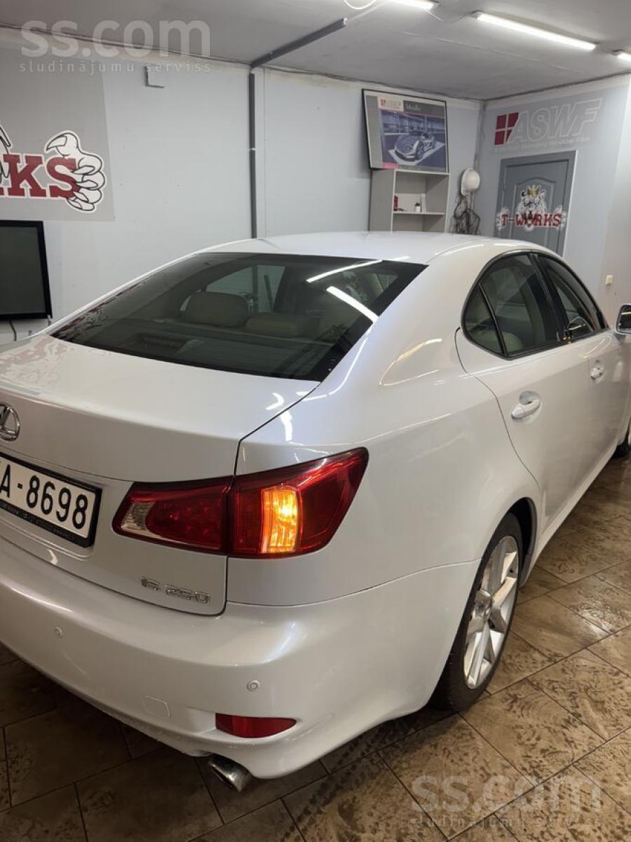 White Lexus IS 2011 in Riga, with an engine capacity of 2.50 L and mileage of 178 thousand km for 10500 €, photo 9 on AUTOMOTO.COM.LV