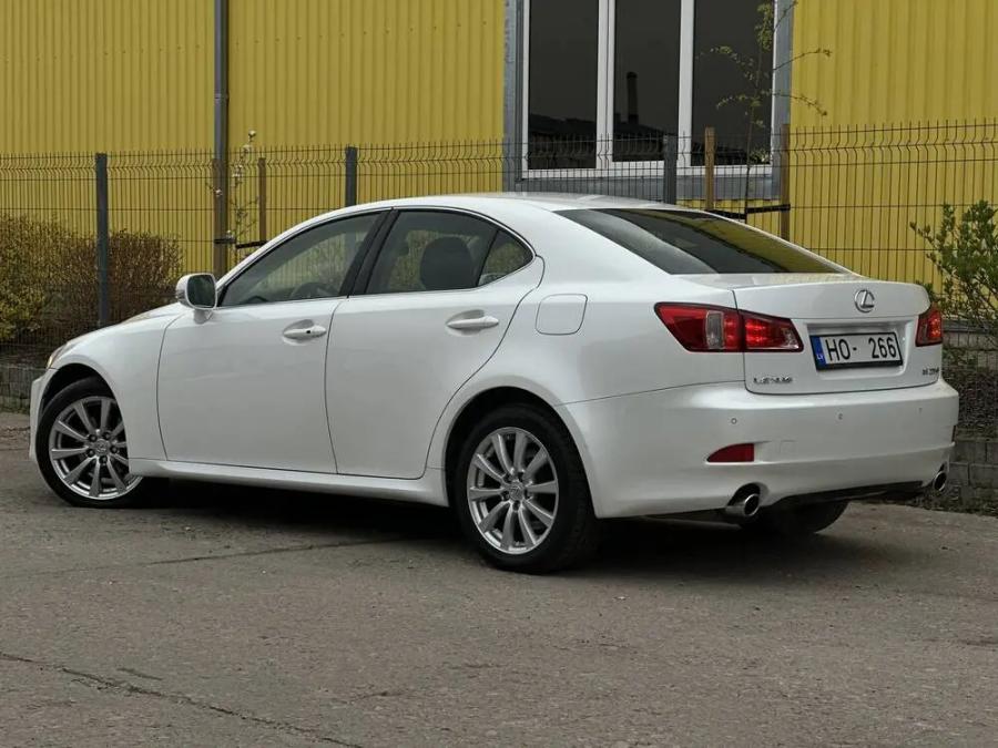 White Lexus IS 2012 in Riga, with an engine capacity of 2.50 L and mileage of 208 thousand km for 7100 €, photo 3 on AUTOMOTO.COM.LV