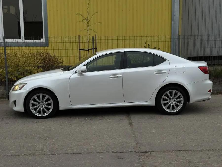 White Lexus IS 2012 in Riga, with an engine capacity of 2.50 L and mileage of 208 thousand km for 7100 €, photo 5 on AUTOMOTO.COM.LV