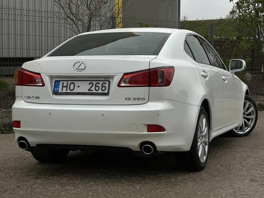 White Lexus IS 2012 in Riga, with an engine capacity of 2.50 L and mileage of 208 thousand km for 7100 €, photo 6 on AUTOMOTO.COM.LV