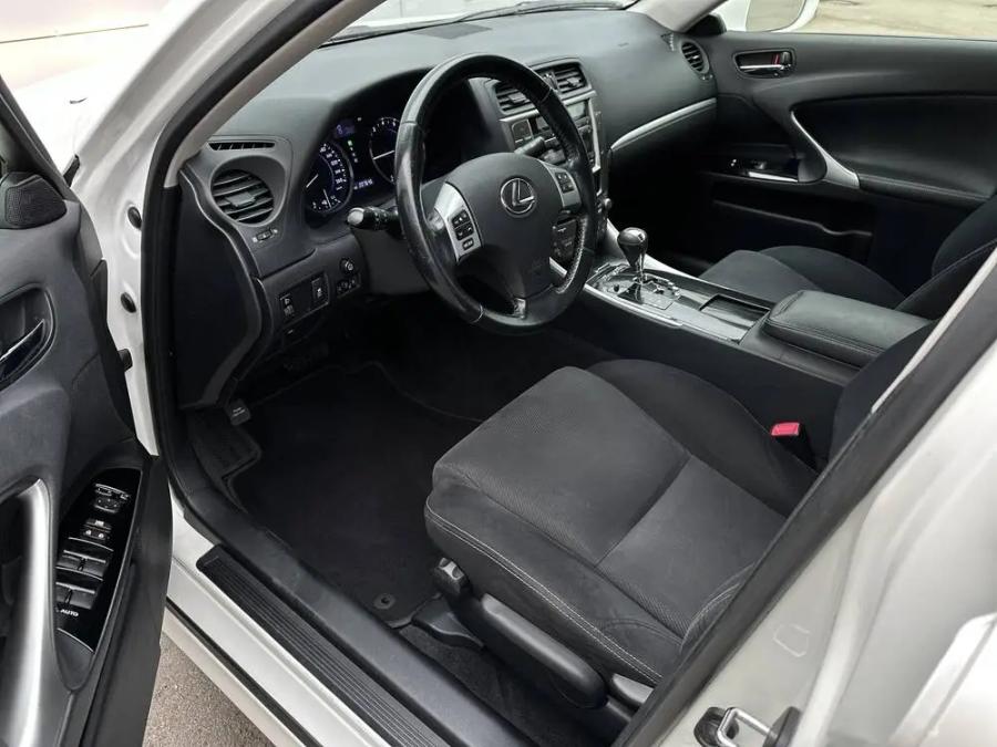 White Lexus IS 2012 in Riga, with an engine capacity of 2.50 L and mileage of 208 thousand km for 7100 €, photo 12 on AUTOMOTO.COM.LV