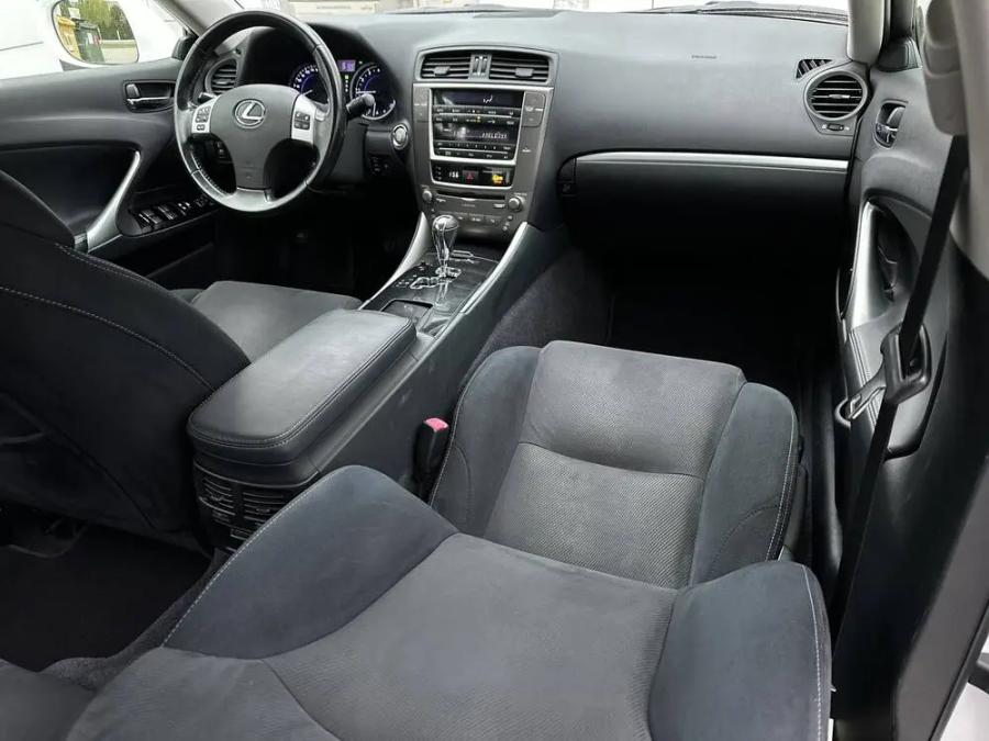 White Lexus IS 2012 in Riga, with an engine capacity of 2.50 L and mileage of 208 thousand km for 7100 €, photo 20 on AUTOMOTO.COM.LV