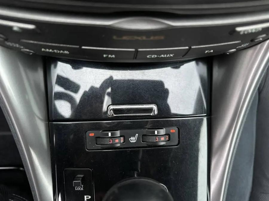 White Lexus IS 2012 in Riga, with an engine capacity of 2.50 L and mileage of 208 thousand km for 7100 €, photo 21 on AUTOMOTO.COM.LV