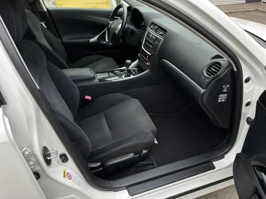 White Lexus IS 2012 in Riga, with an engine capacity of 2.50 L and mileage of 208 thousand km for 7100 €, photo 22 on AUTOMOTO.COM.LV