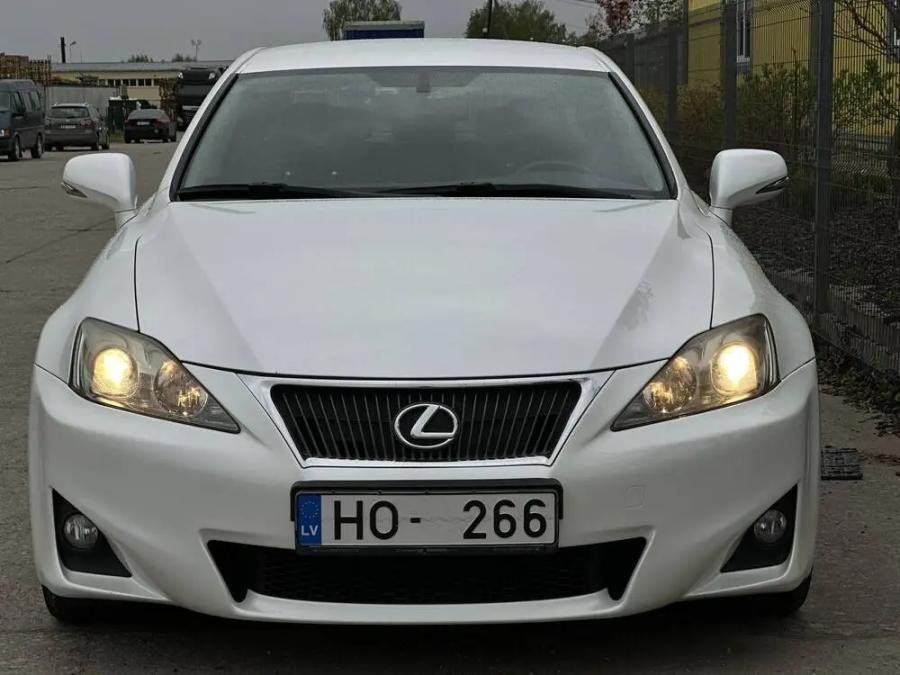 White Lexus IS 2012 in Riga, with an engine capacity of 2.50 L and mileage of 208 thousand km for 7100 €, photo 31 on AUTOMOTO.COM.LV