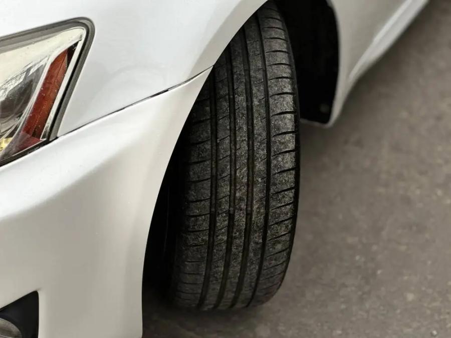 White Lexus IS 2012 in Riga, with an engine capacity of 2.50 L and mileage of 208 thousand km for 7100 €, photo 34 on AUTOMOTO.COM.LV