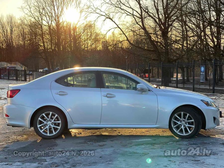 White Lexus IS 2012 in Tallinn, with an engine capacity of 2.50 L and mileage of 251 thousand km for 6999 €, photo 4 on AUTOMOTO.COM.LV