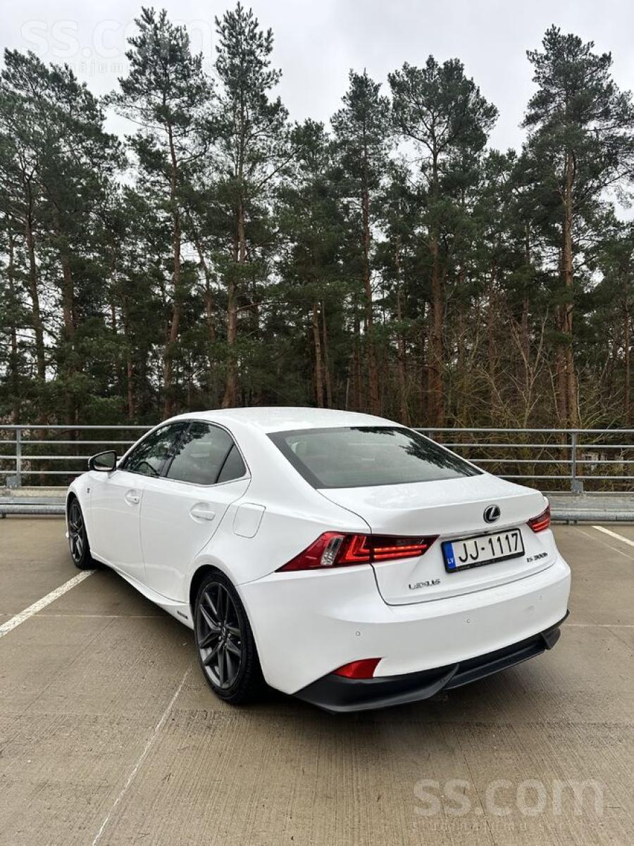 White Lexus IS 2013 in Riga, with an engine capacity of 2.50 L and mileage of 273 thousand km for 12900 €, photo 4 on AUTOMOTO.COM.LV