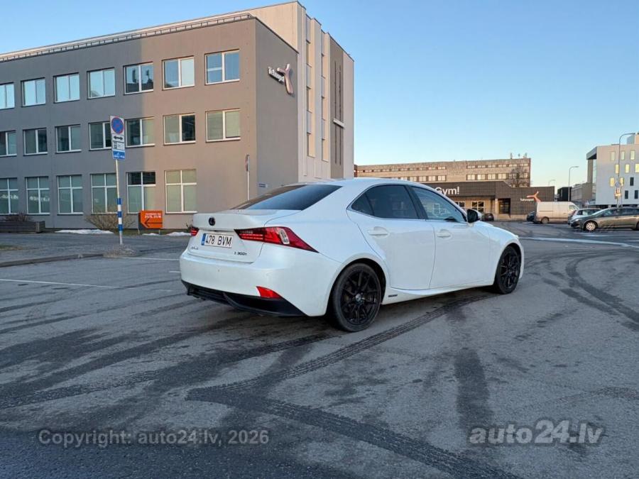 White Lexus IS 2013 in Tallinn, with an engine capacity of 2.50 L and mileage of 223 thousand km for 14699 €, photo 3 on AUTOMOTO.COM.LV