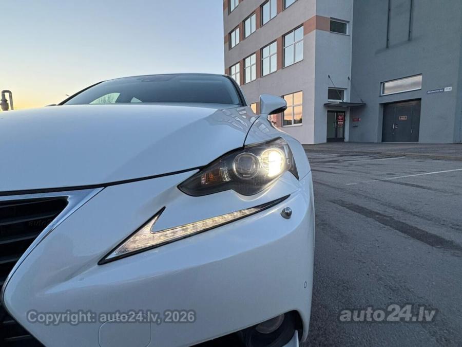 White Lexus IS 2013 in Tallinn, with an engine capacity of 2.50 L and mileage of 223 thousand km for 14699 €, photo 9 on AUTOMOTO.COM.LV