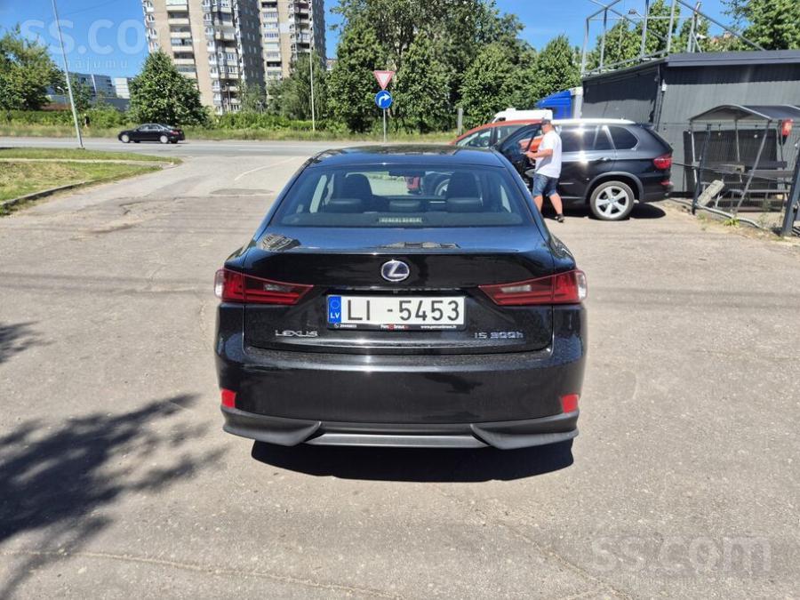 White Lexus IS 2013 in Riga, with an engine capacity of 2.50 L and mileage of 191 thousand km for 13990 €, photo 8 on AUTOMOTO.COM.LV
