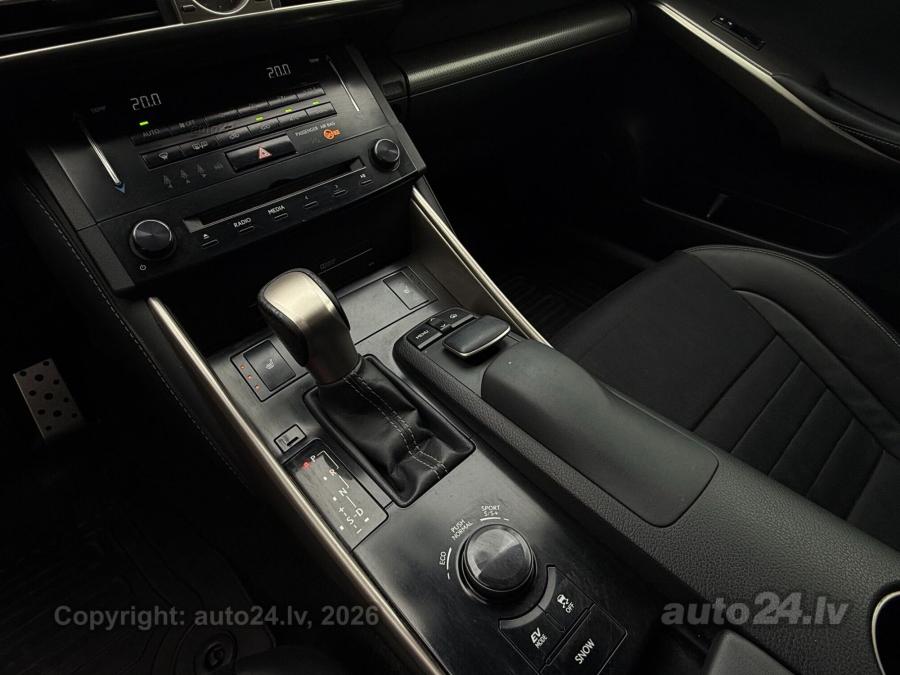 White Lexus IS 2014 in Tartu, with an engine capacity of 2.50 L and mileage of 137 thousand km for 17900 €, photo 8 on AUTOMOTO.COM.LV